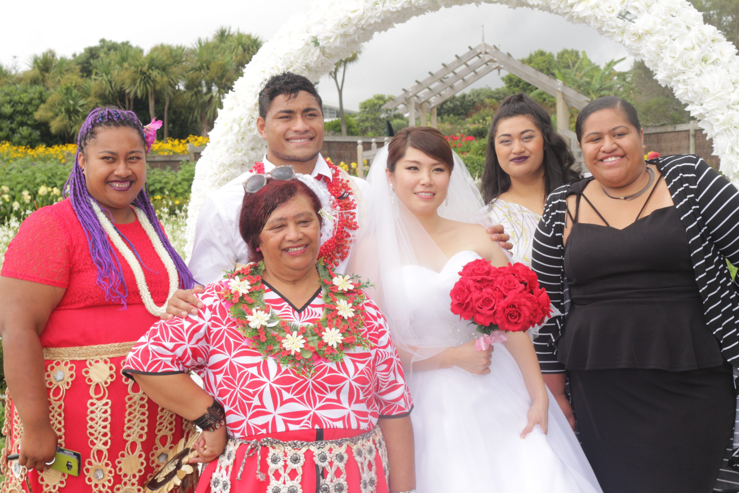 Japanese rugby star ‘Amanaki Mafi marries fiancée in Auckland’s Botanic ...