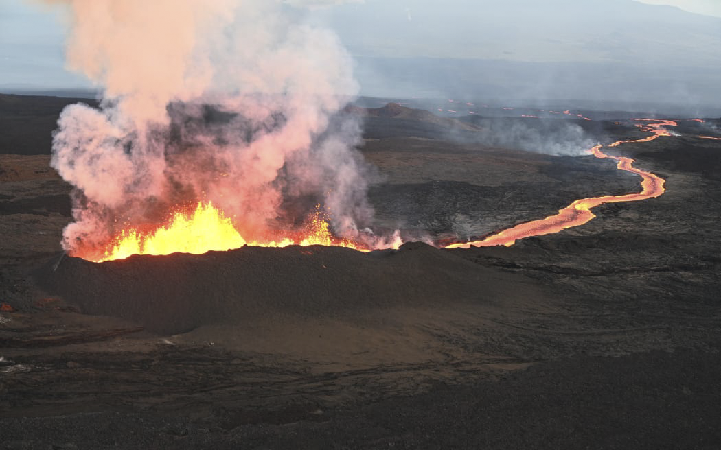 Spectacular lava flow threatens major Hawaiian highway - Kaniva Tonga News