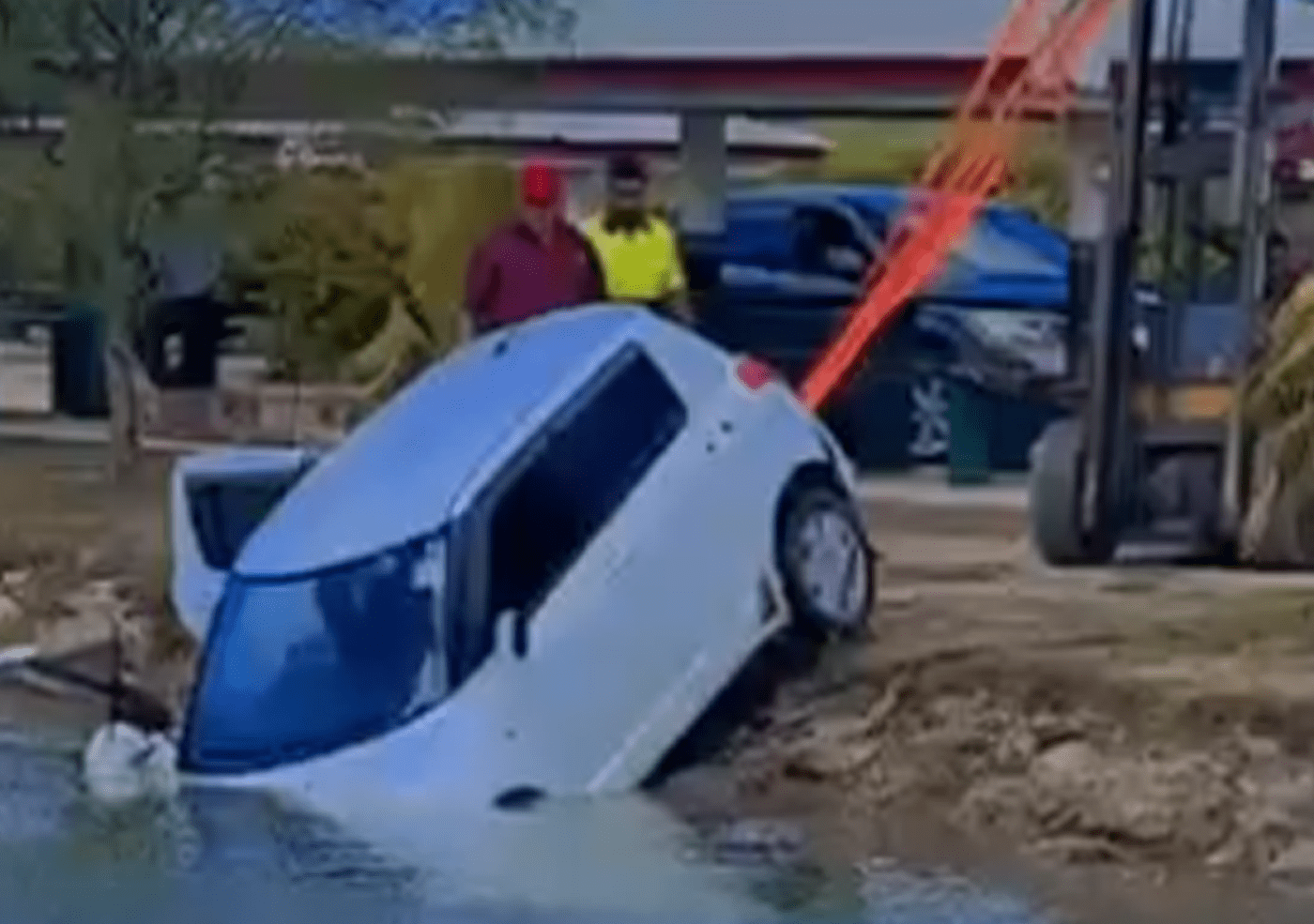 Car pulled from water at Popua Park - Kaniva Tonga News